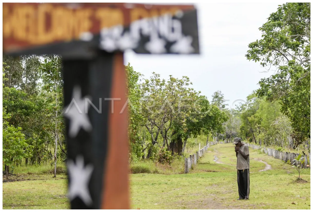 Taste of Asia: Skouw Border Post Indonesia Papua New Guinea grand gate ...